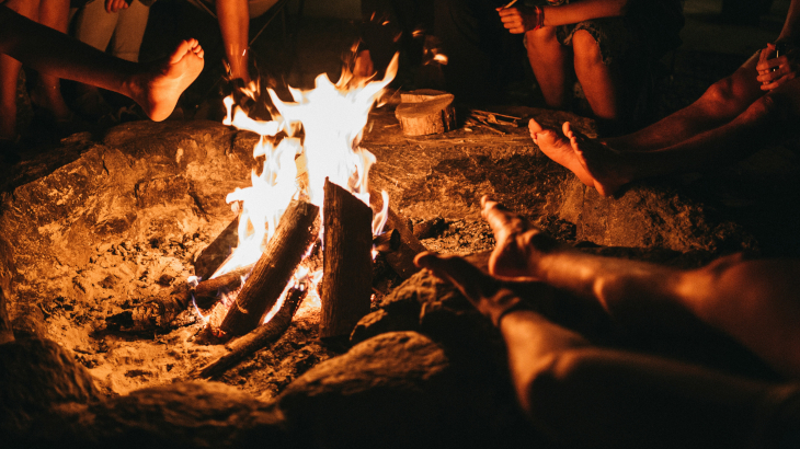 焚き火の煙の臭いを秒で消す！？おすすめファブリックミスト7選 | campnuts（キャンプナッツ）